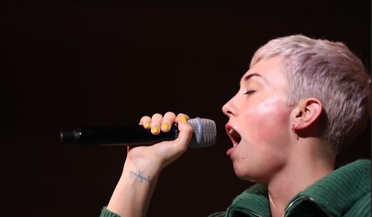 WATCH: Sinéad O'Connor's daughter performs 'amazing' tribute to her ...